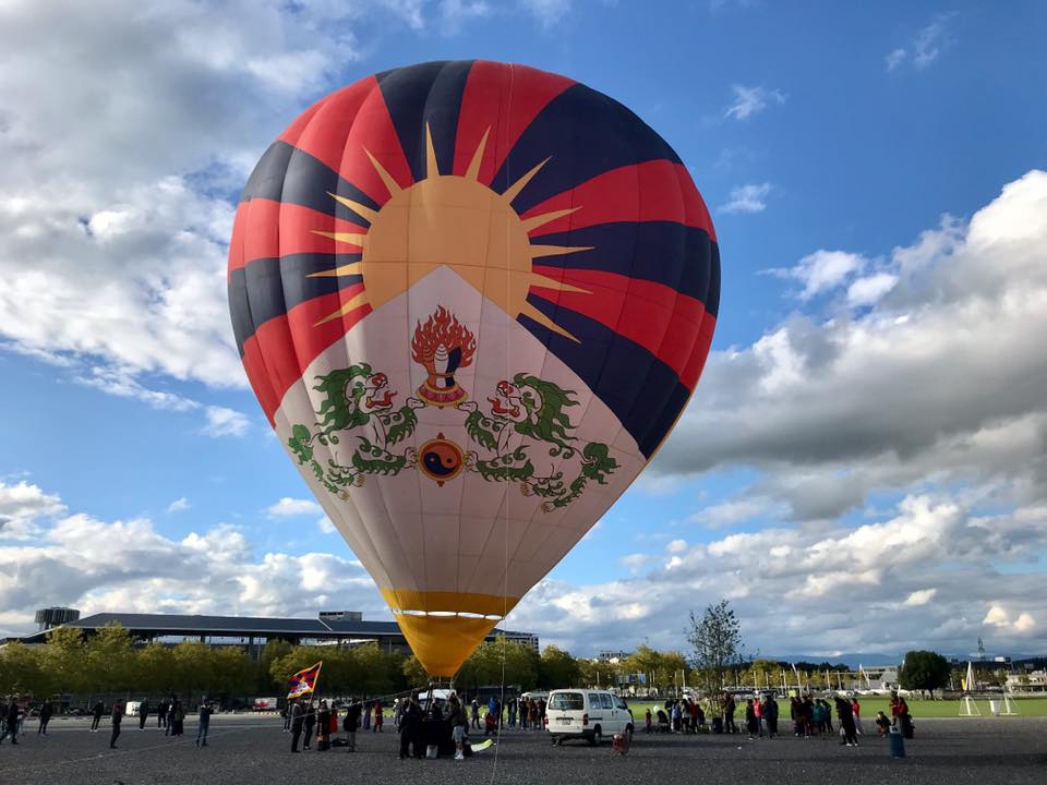 西藏国旗热气球“扎西”在瑞士伯恩升空 - VOT